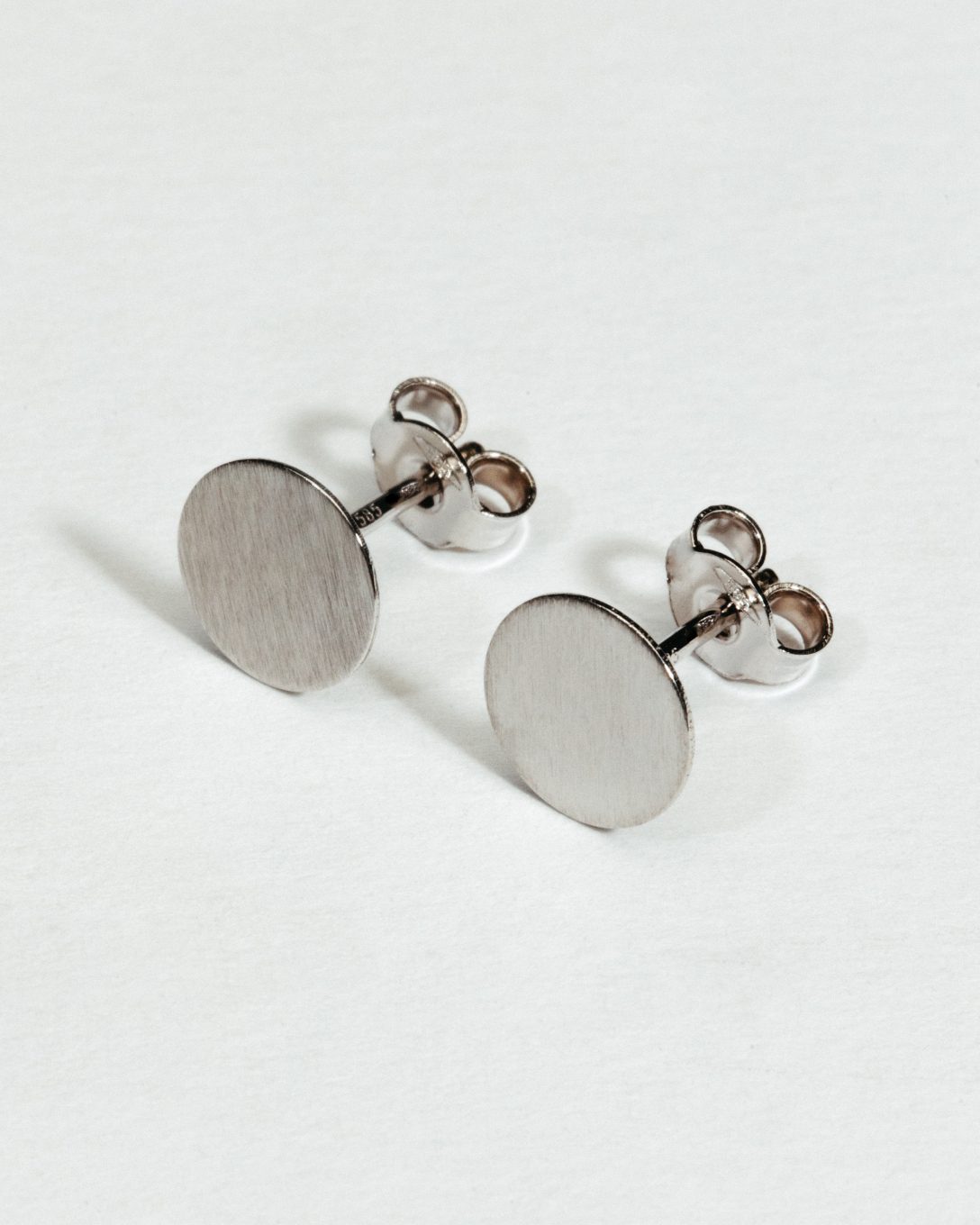 White gold mini circle stud earrings | Abulil