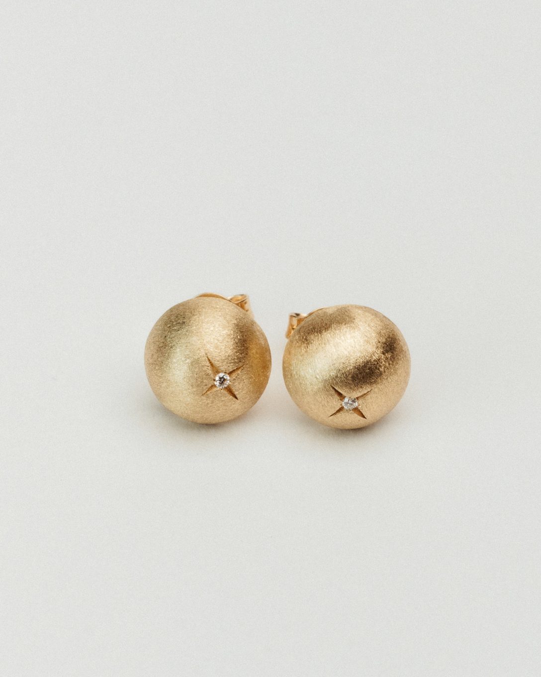 Small yellow gold diamond globe earrings| Abulil